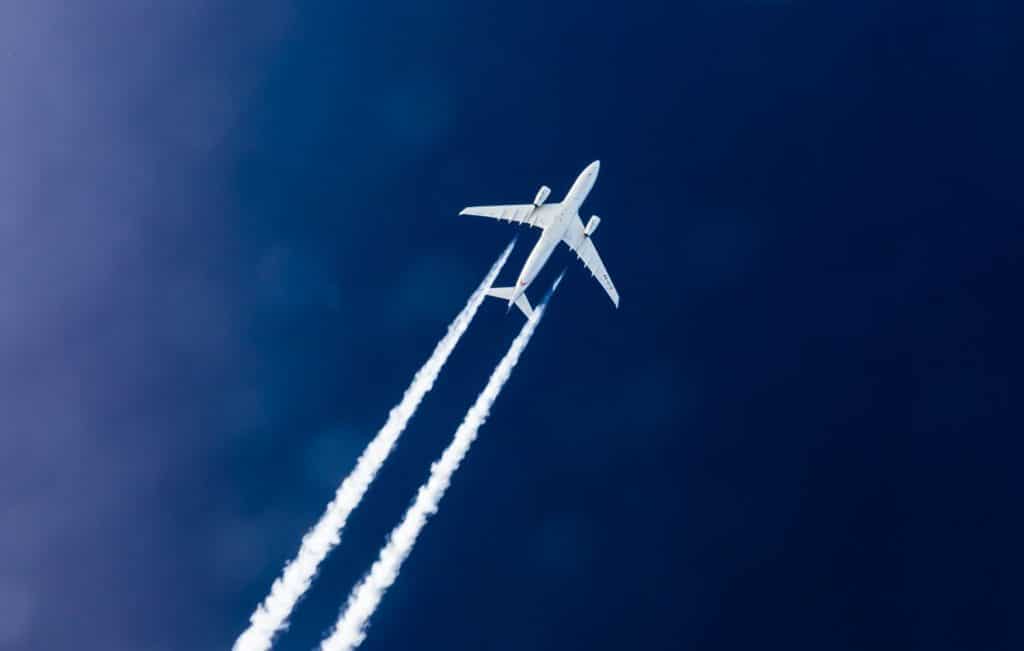 Pourquoi porter des bas de contention en avion ? Explications et conseils